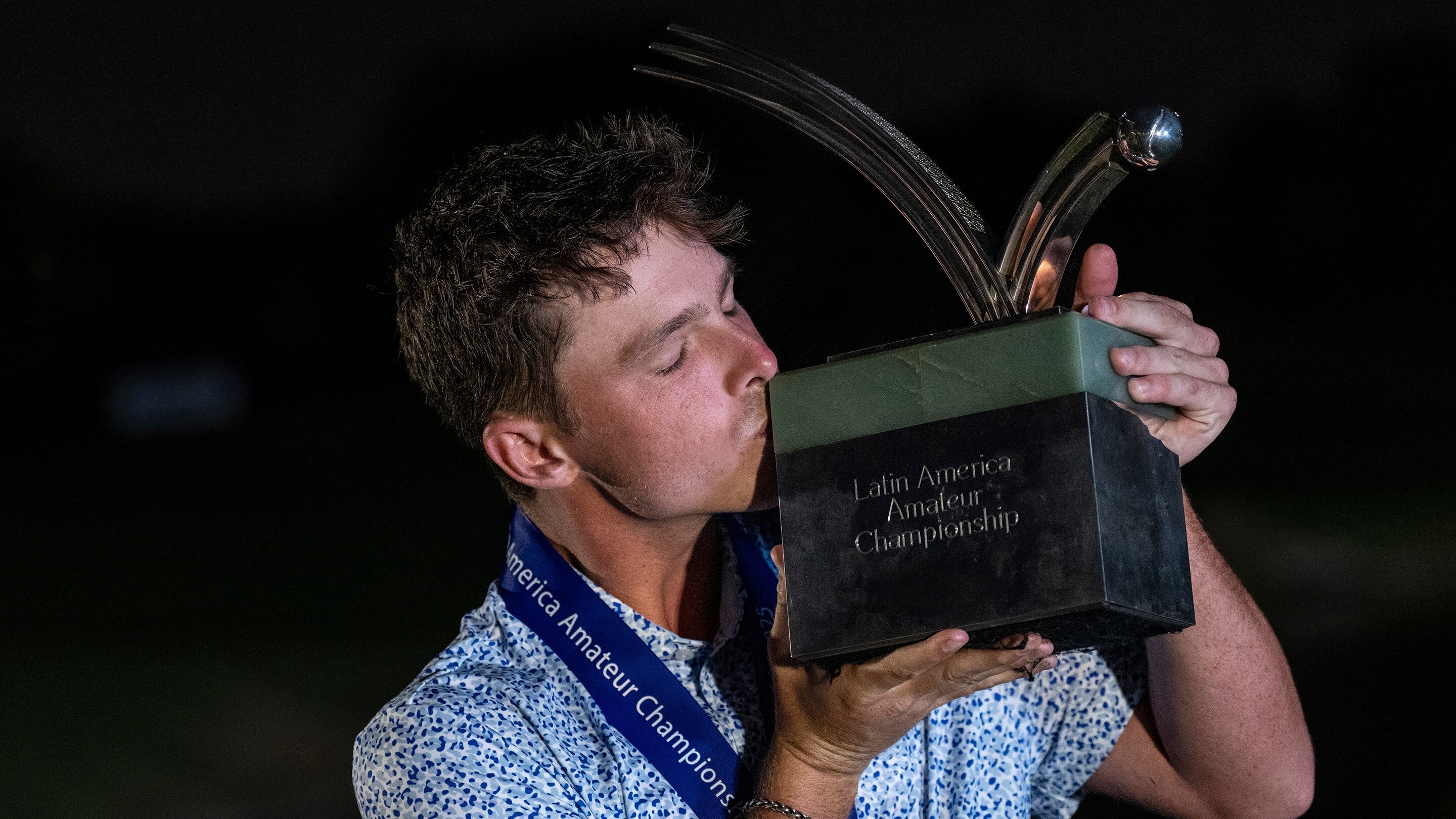 Justin Hastings of The Cayman Islands kisses the Latin America Amateur ...